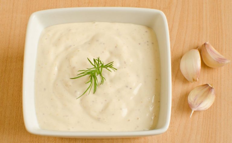 How to Make Aioli Sauce with Eggs and Olive Oil - Easy Recipe